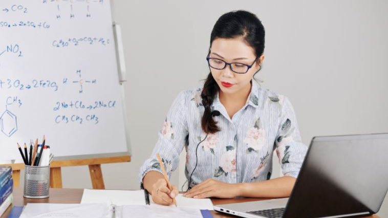 Desvendando o que Significa Curso Híbrido
